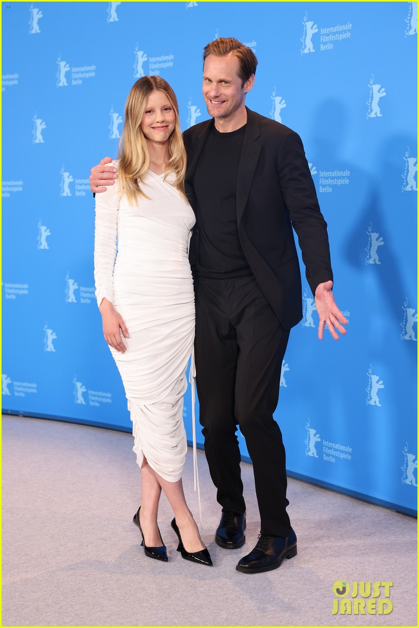 Alexander Skarsgard Twirls Around & Lies Face Flat on Red Carpet At 'Infinity Pool' Premiere ...