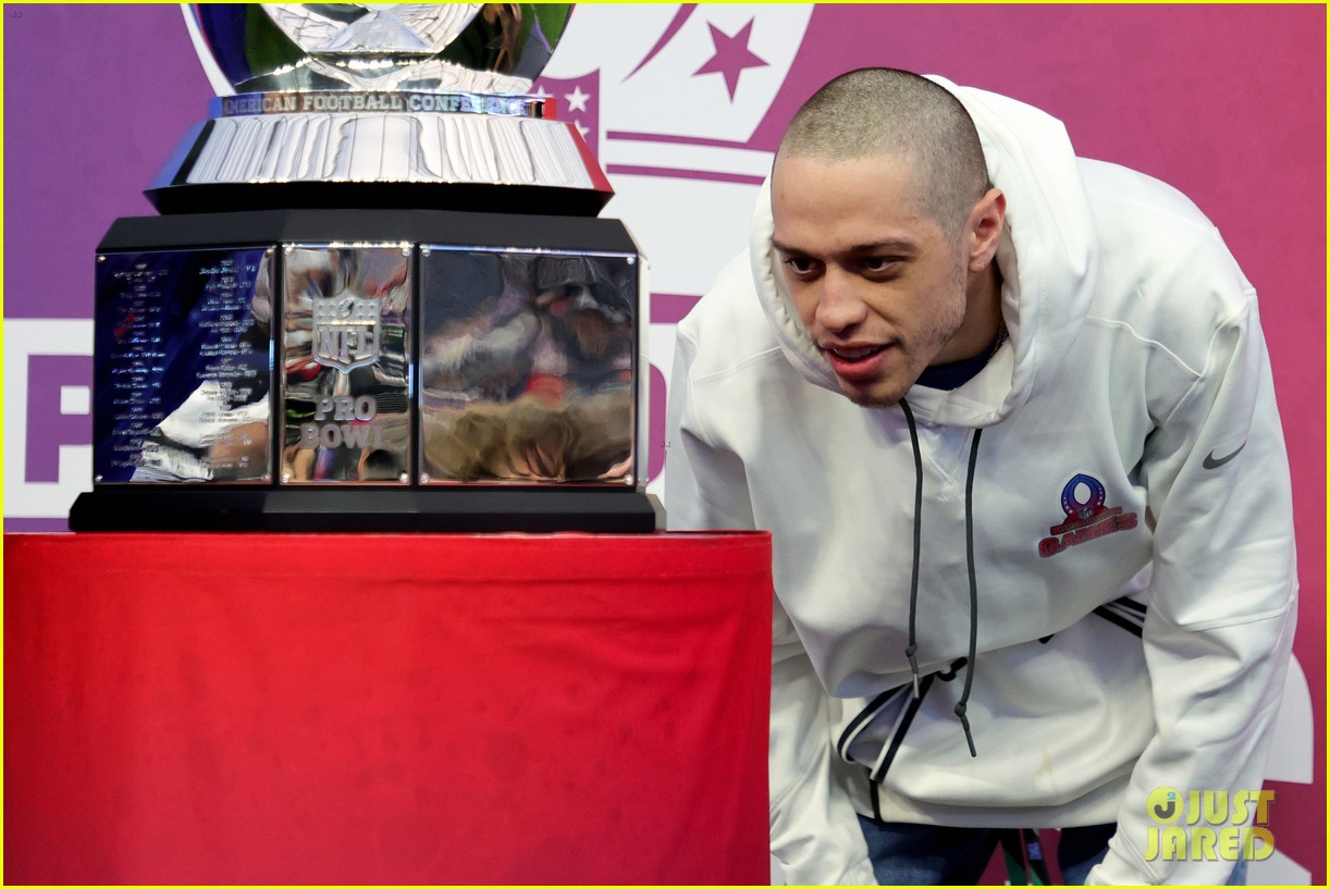 Pete Davidson Hilariously Questions Why He's Judging A Football ...