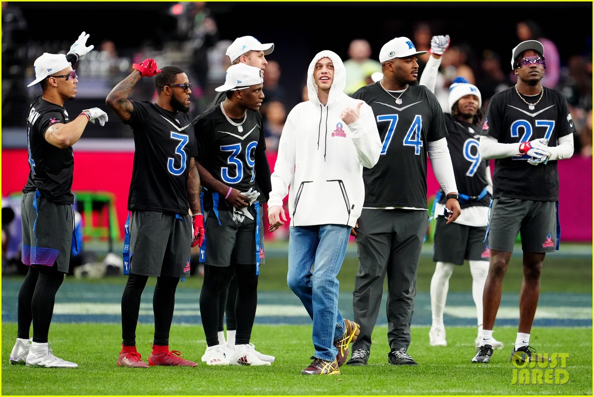 Pete Davidson Hilariously Questions Why He's Judging A Football ...