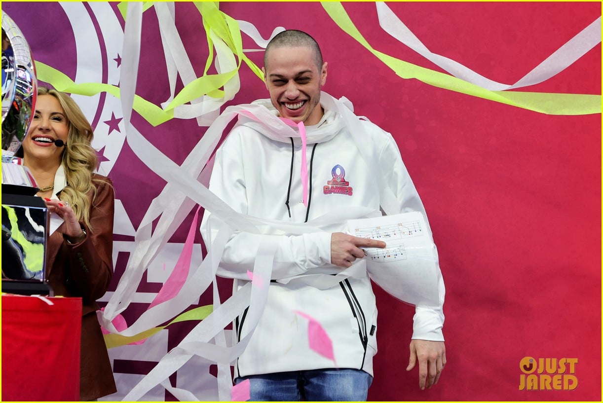 Pete Davidson Hilariously Questions Why He's Judging A Football ...