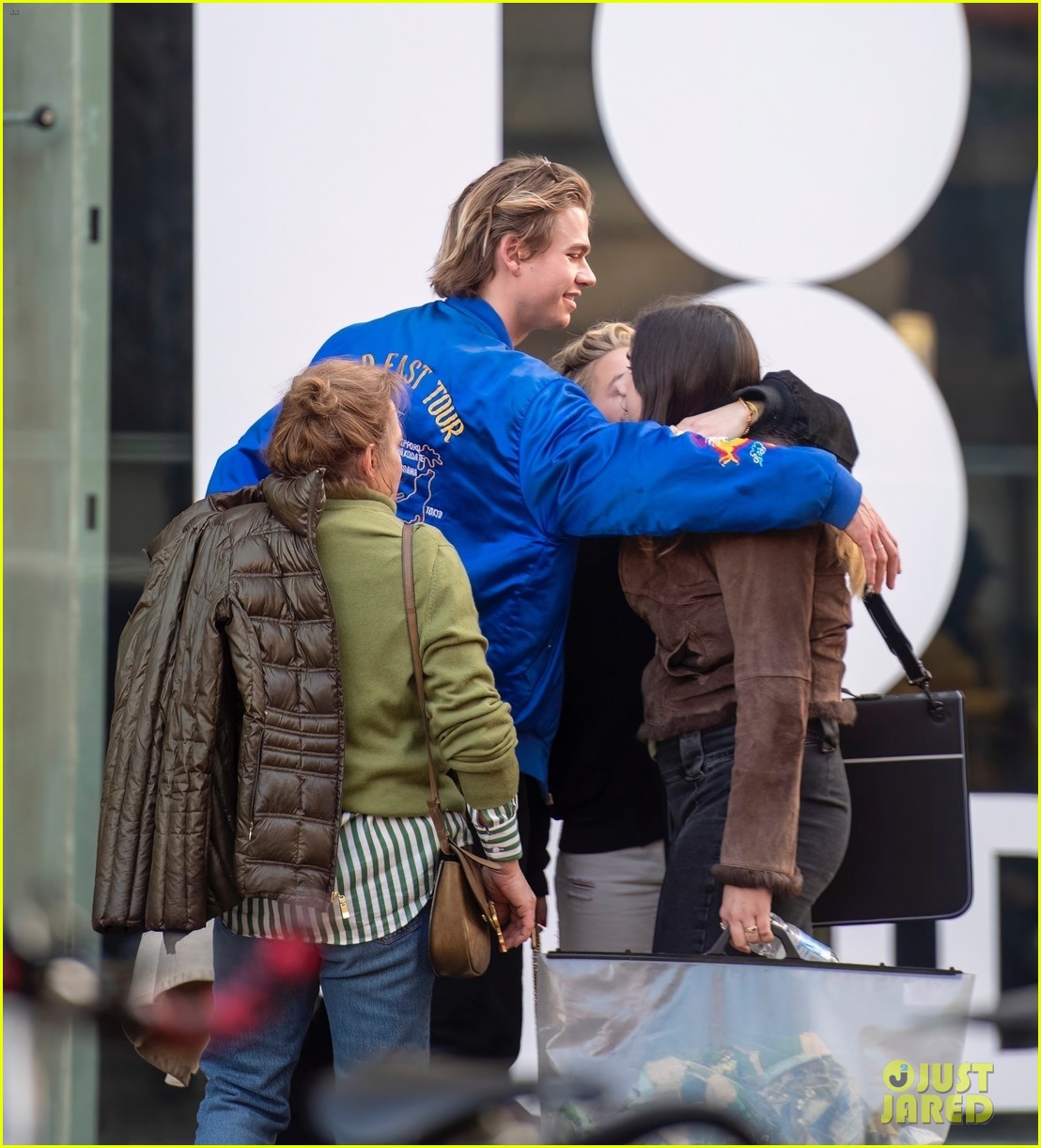 Florence Pugh Holds Hands With New Boyfriend Charlie Gooch During ...