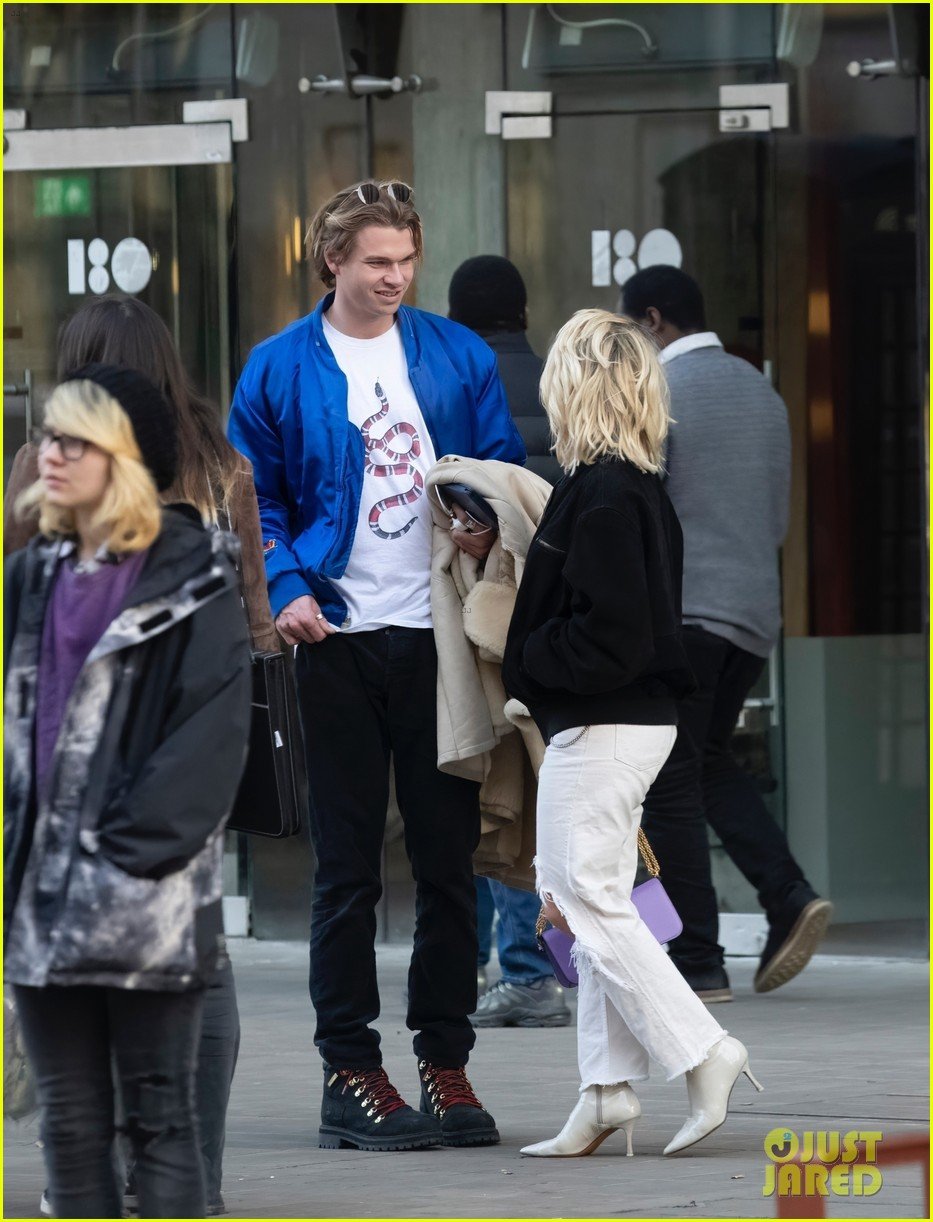 Florence Pugh Holds Hands With New Boyfriend Charlie Gooch During ...