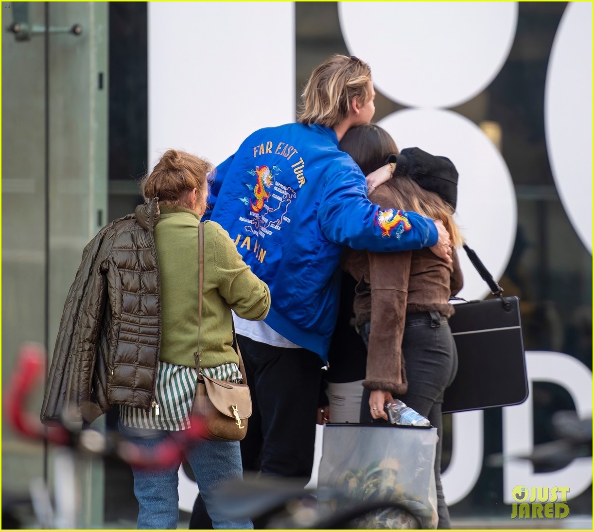 Florence Pugh Holds Hands With New Boyfriend Charlie Gooch During ...