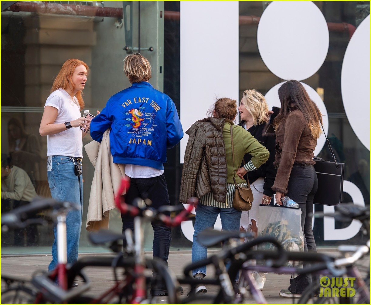 Florence Pugh Holds Hands With New Boyfriend Charlie Gooch During ...