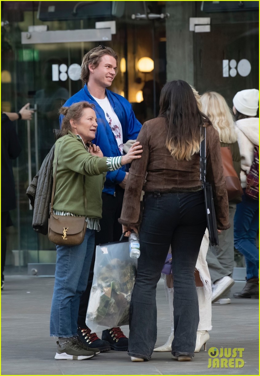 Florence Pugh Holds Hands With New Boyfriend Charlie Gooch During ...