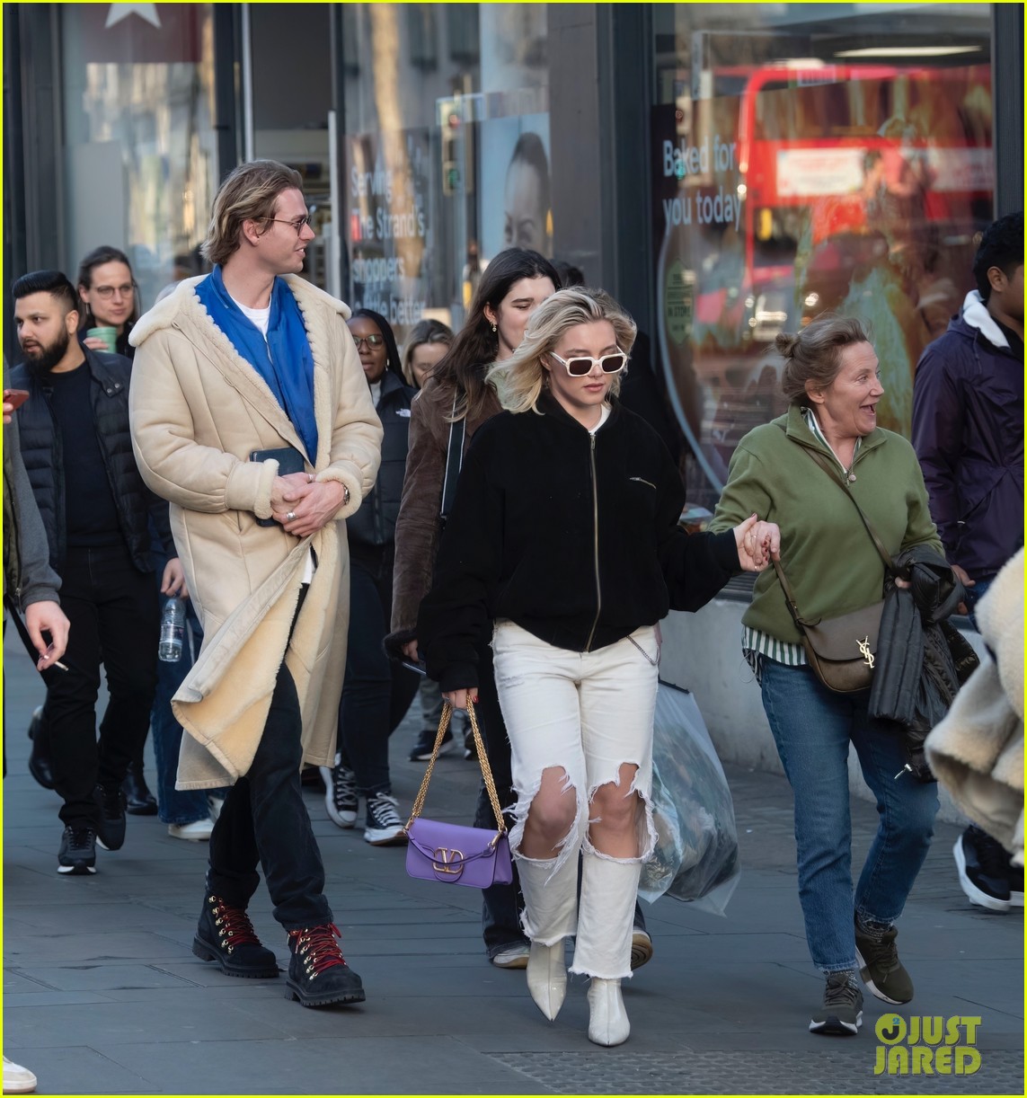 Florence Pugh Holds Hands With New Boyfriend Charlie Gooch During ...