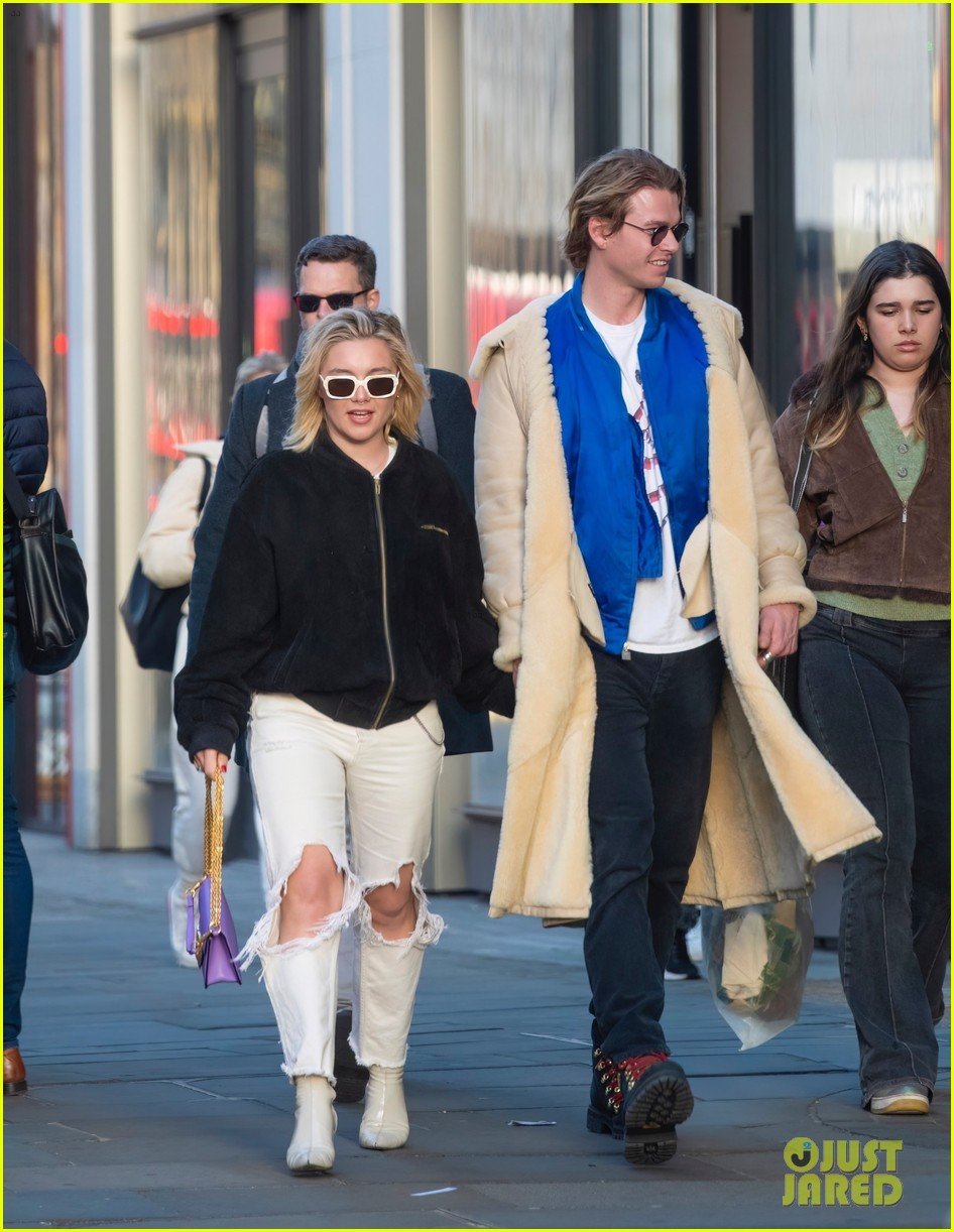 Florence Pugh Holds Hands With New Boyfriend Charlie Gooch During ...
