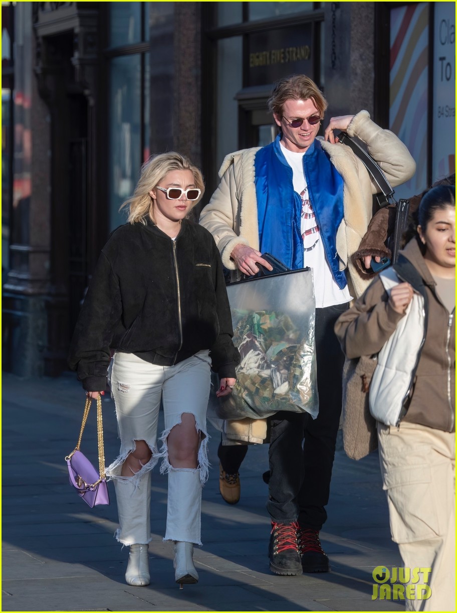 Florence Pugh Holds Hands With New Boyfriend Charlie Gooch During ...
