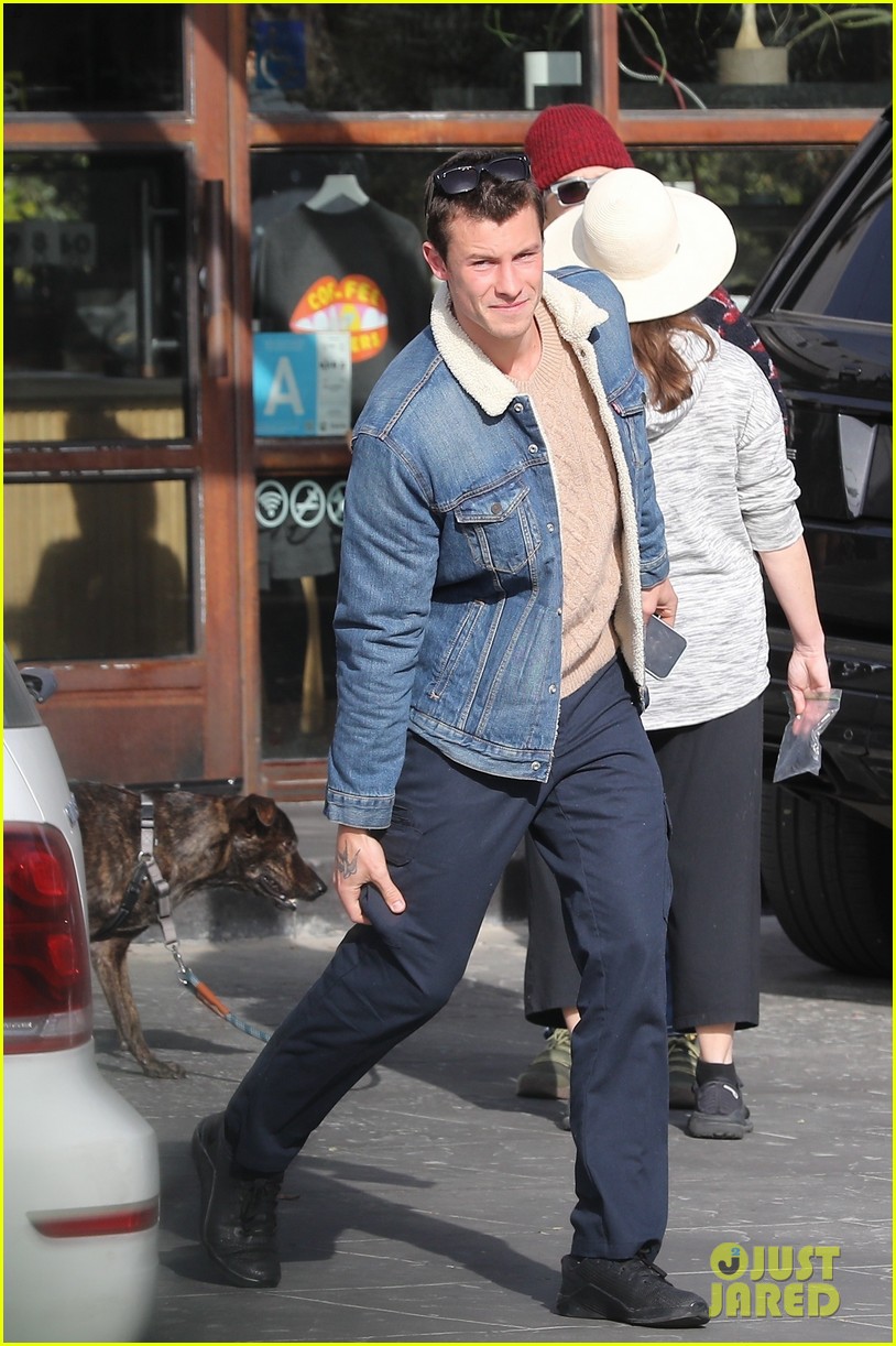Shawn Mendes Catches Up with Friends Over Coffee in L.A.: Photo 4895790 ...