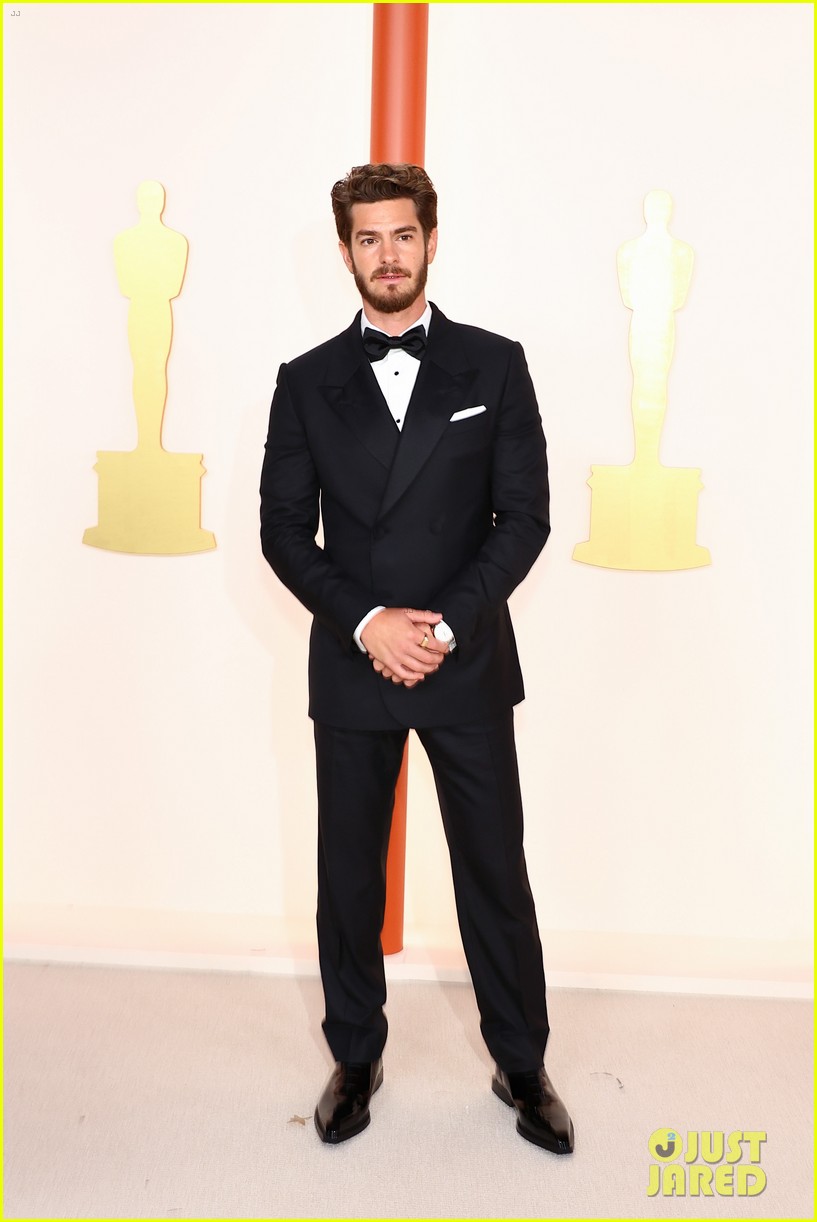 Presenter Andrew Garfield Stays Classic in a Fitted Tuxedo for Oscars ...