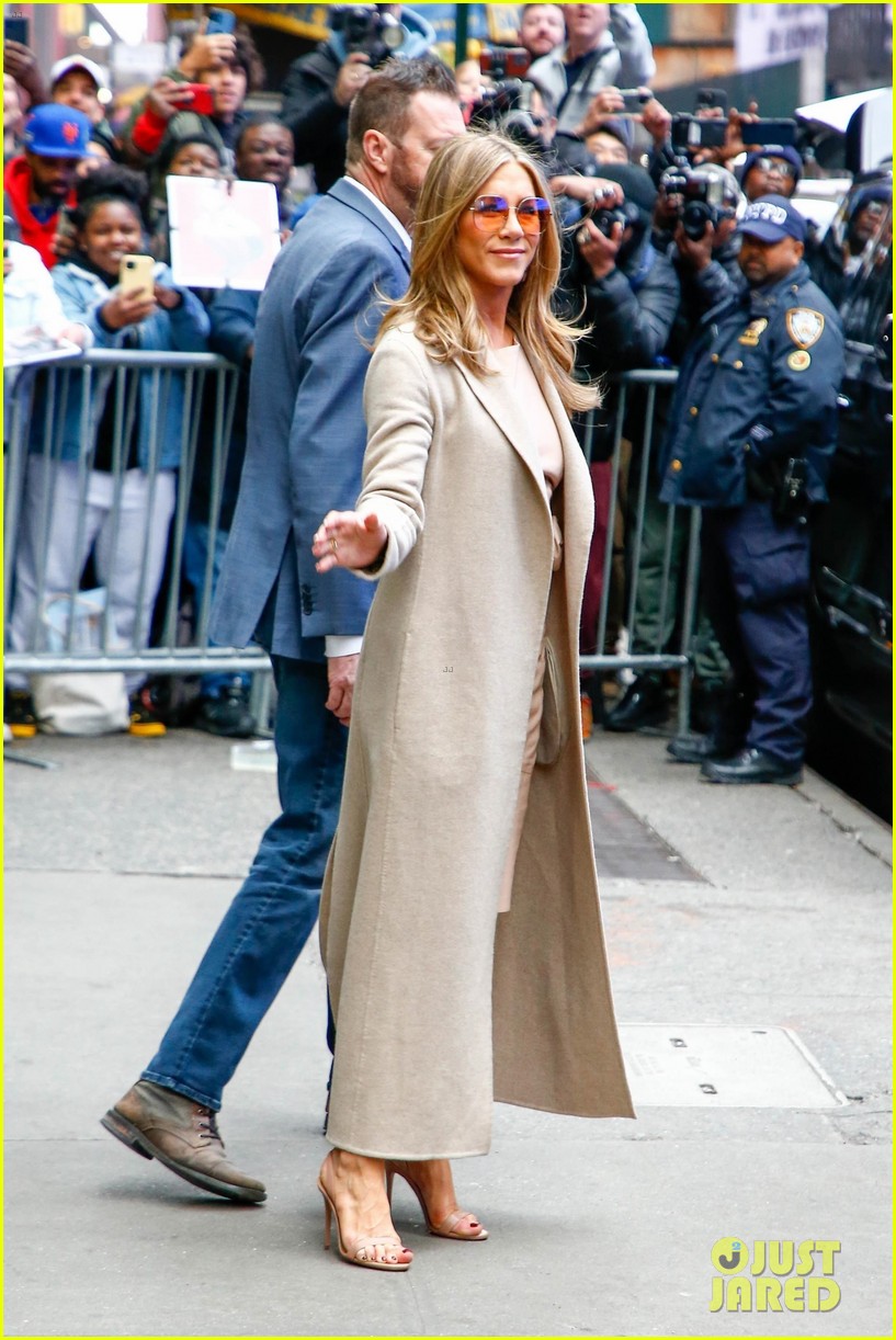 Jennifer Aniston Says Adam Sandler 'Cried' After Being Punched By Mark ...