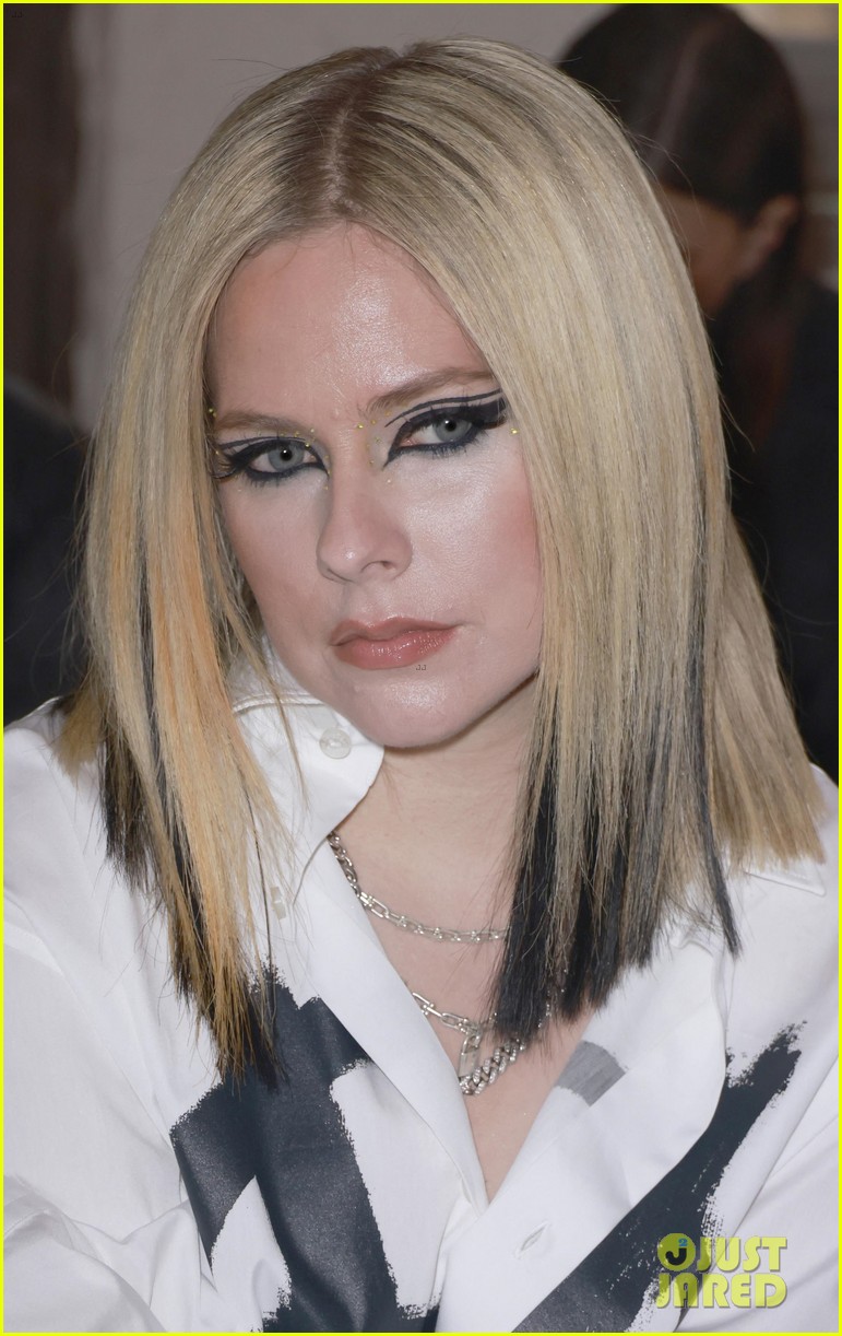 Avril Lavigne & Tyga Seemingly Confirm Relationship by Kissing at Paris ...