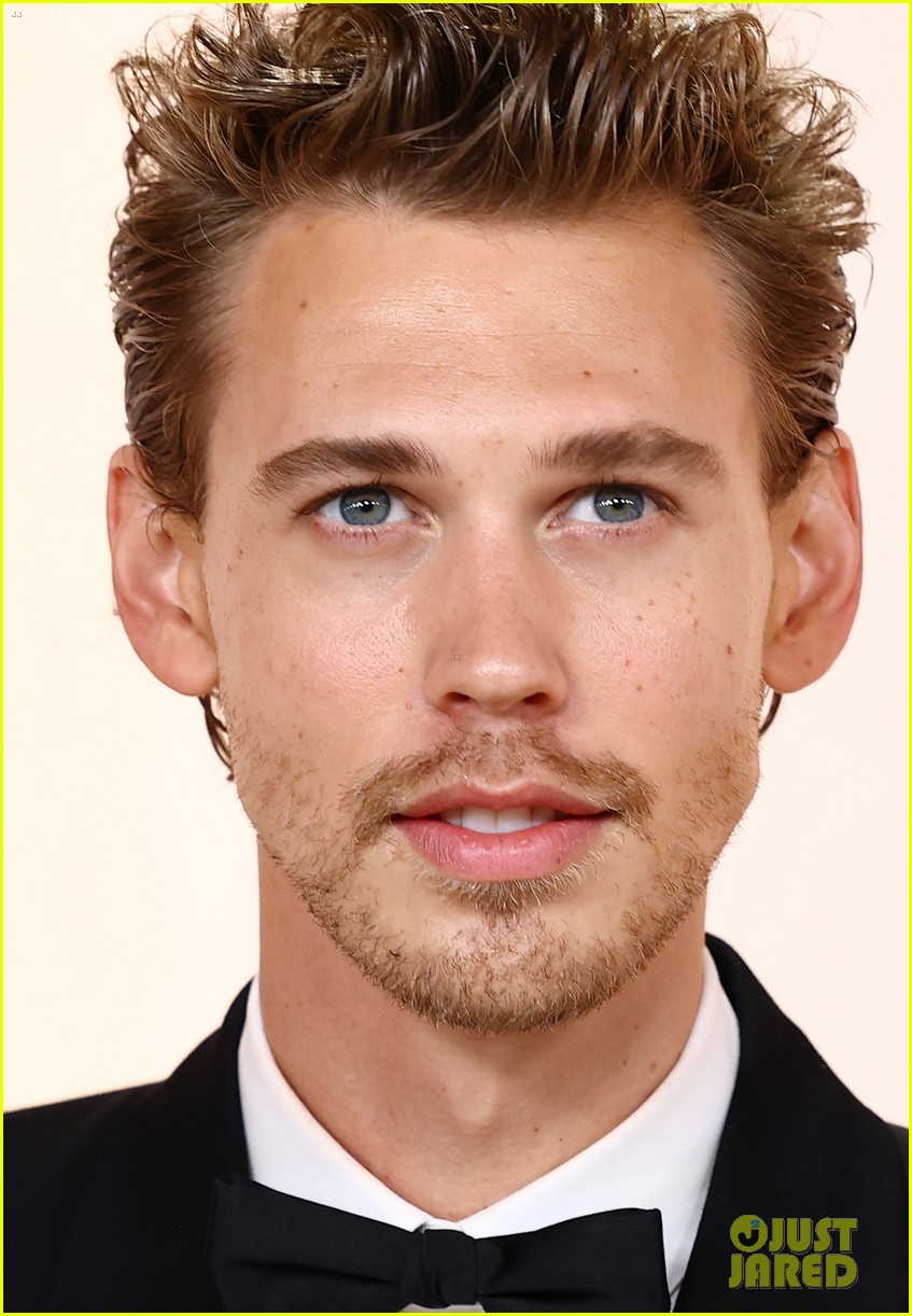 Austin Butler Goes Classic for Oscars 2023 Red Carpet (& He Revealed ...