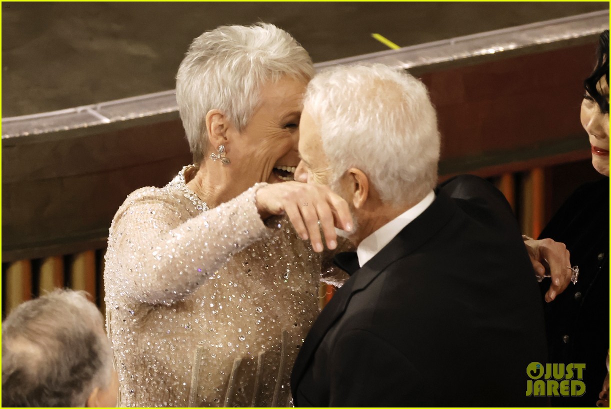Jamie Lee Curtis Wins Best Supporting Actress at Oscars 2023!: Photo 4906927 | Jamie Lee Curtis ...