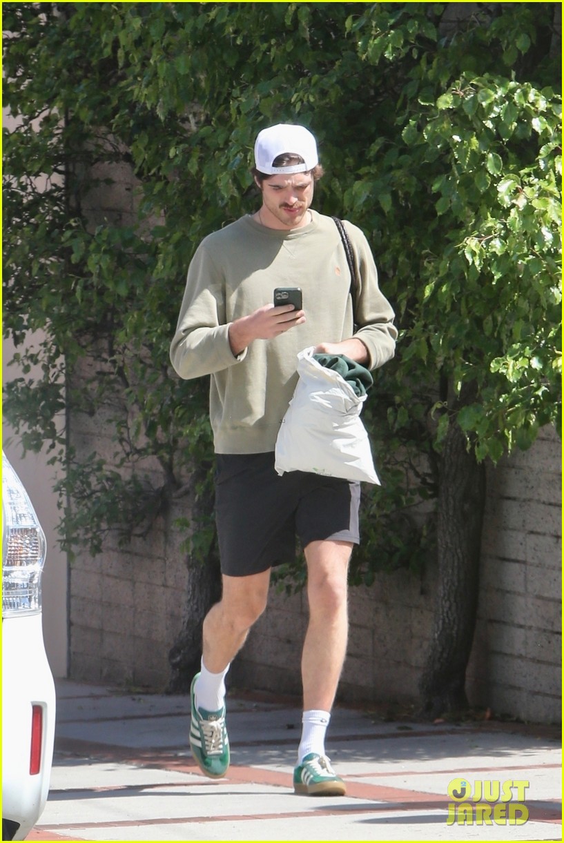 Jacob Elordi Picks Up His Amazon Orders While Out in Los Feliz: Photo ...