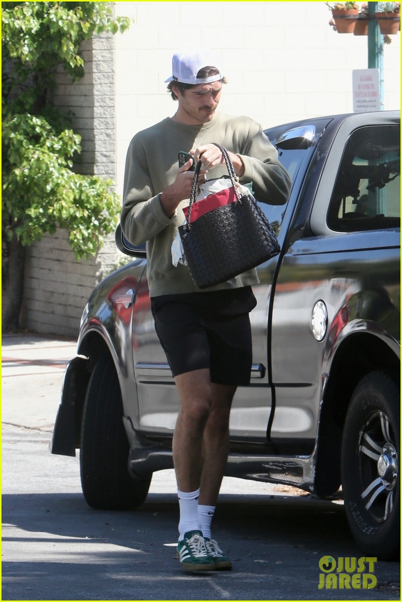 Jacob Elordi Picks Up His Amazon Orders While Out in Los Feliz: Photo ...