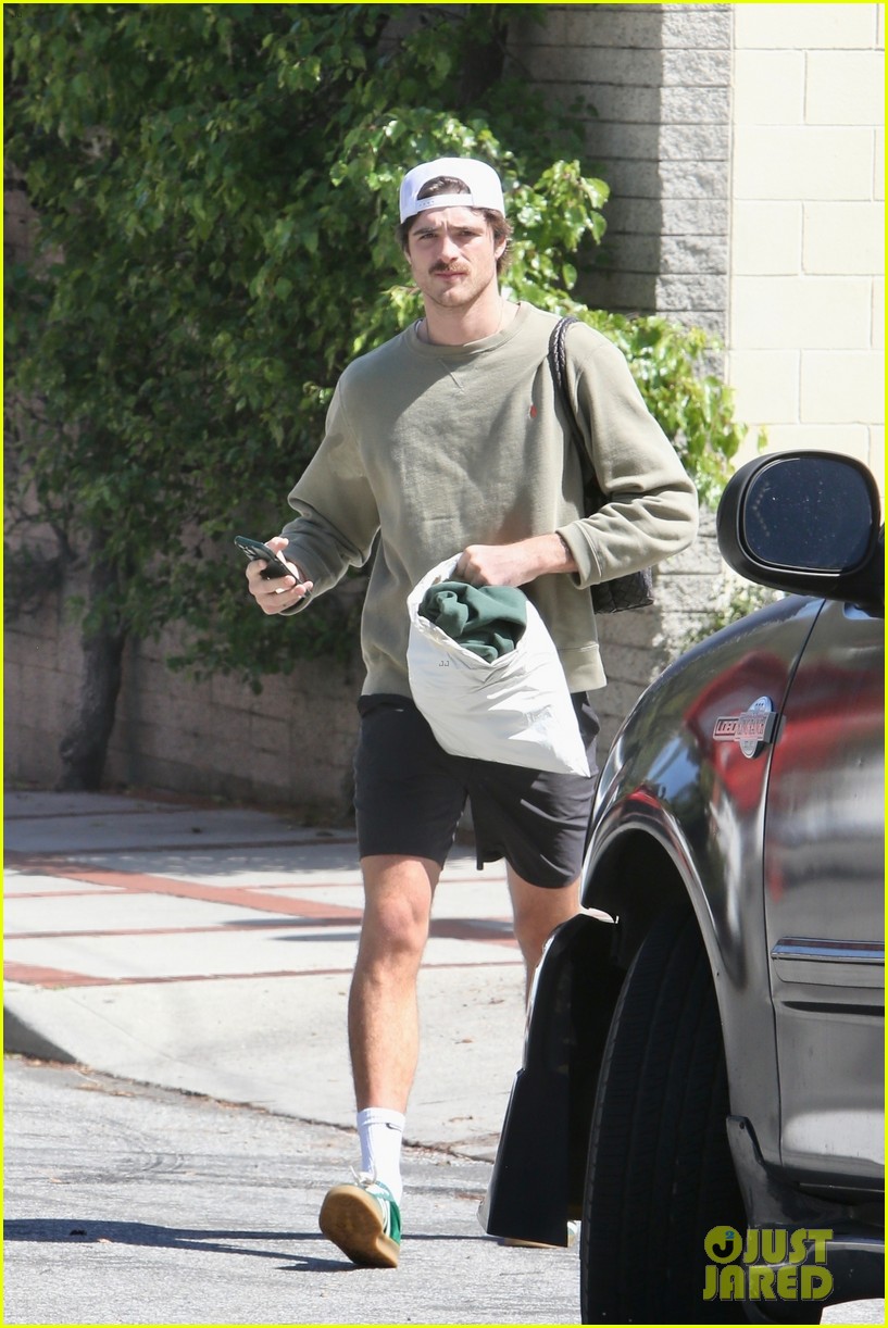 Jacob Elordi Picks Up His Amazon Orders While Out in Los Feliz: Photo ...