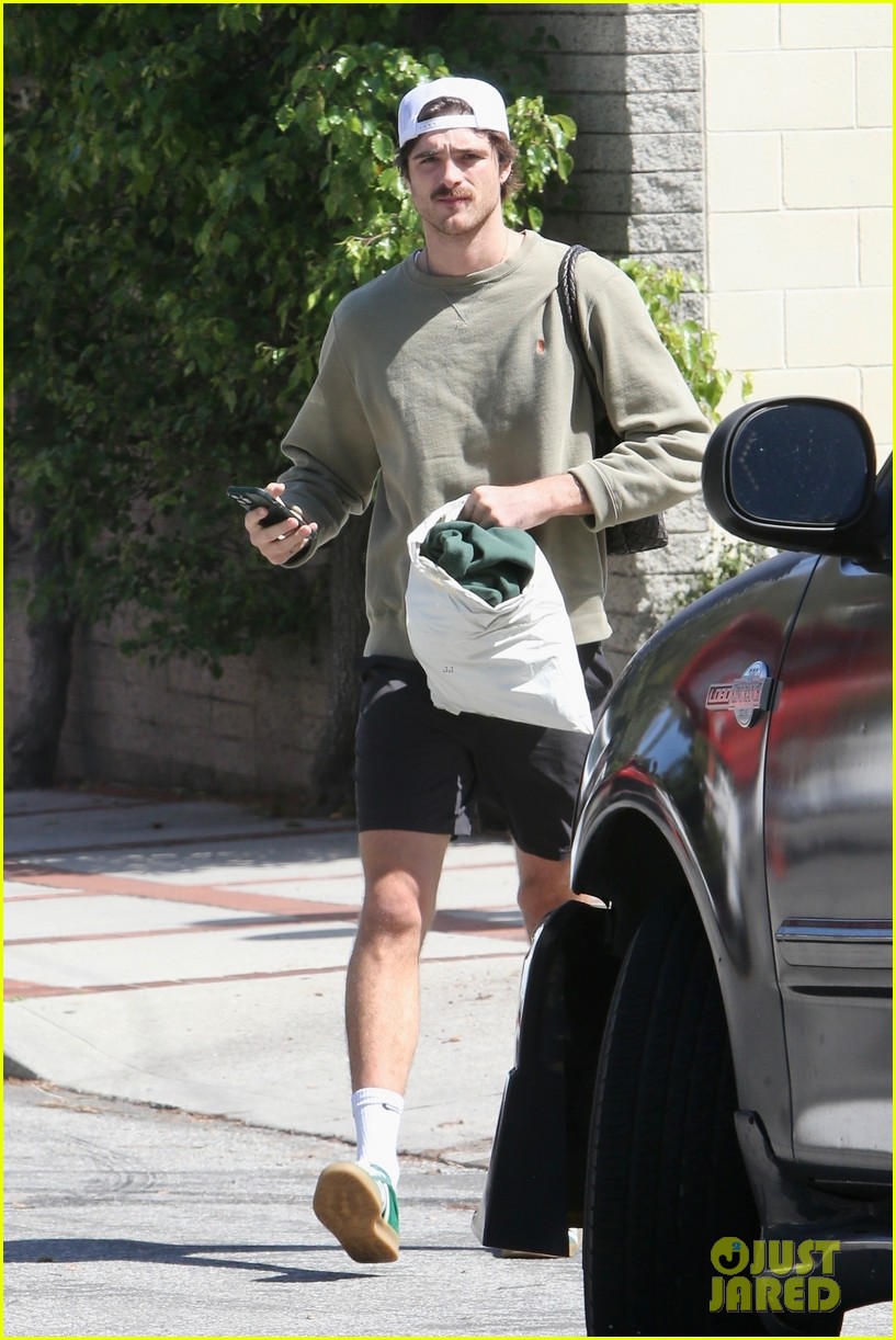 Jacob Elordi Picks Up His Amazon Orders While Out in Los Feliz: Photo ...