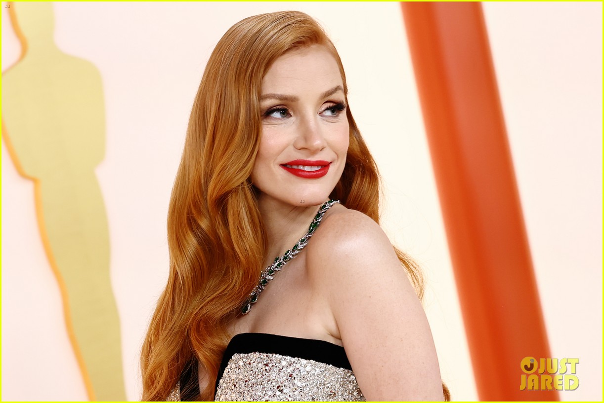 Presenter Jessica Chastain Pairs Emeralds with Diamonds & a Bold Red ...