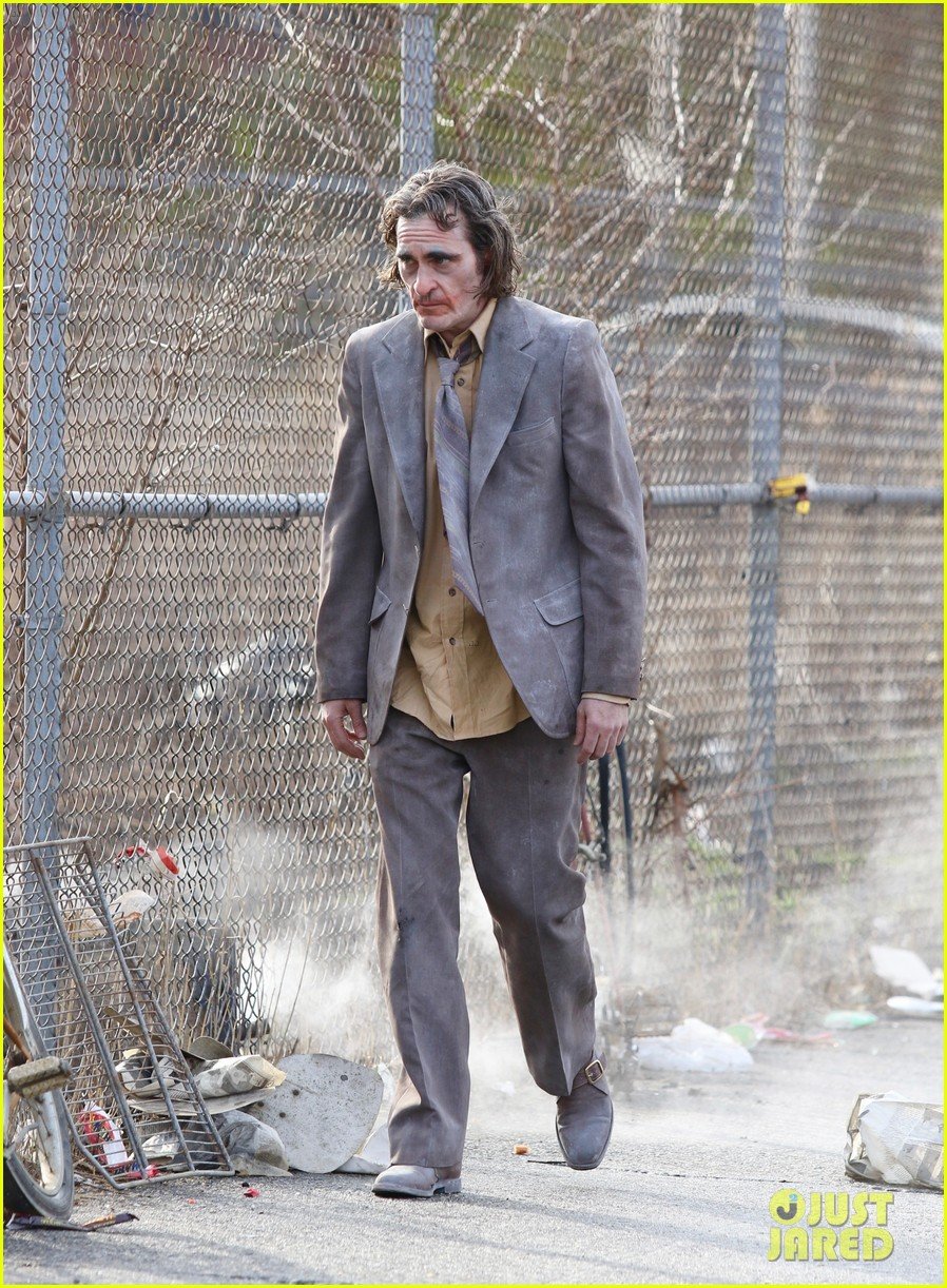 Joaquin Phoenix Looks Like A Haunting Dusty Zombie on 'Joker: Folie a ...