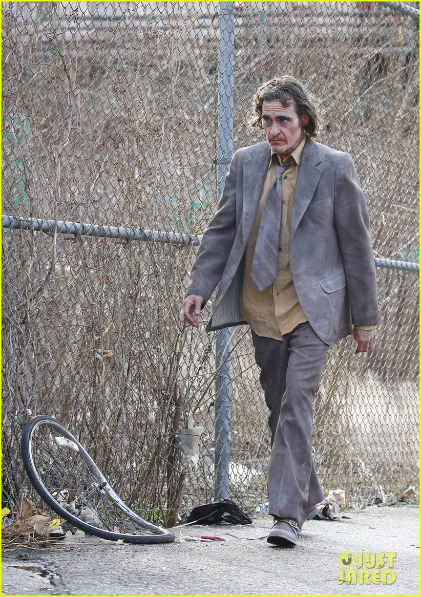 Joaquin Phoenix Looks Like A Haunting Dusty Zombie on 'Joker: Folie a ...