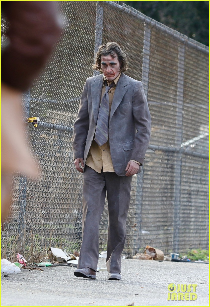Joaquin Phoenix Looks Like A Haunting Dusty Zombie on 'Joker: Folie a ...