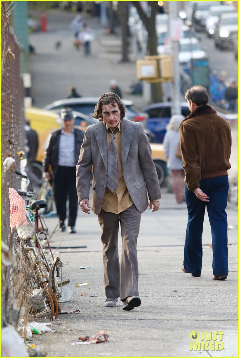 Photo: joaquin phoenix dusty zombie look joker set pics 13 | Photo ...