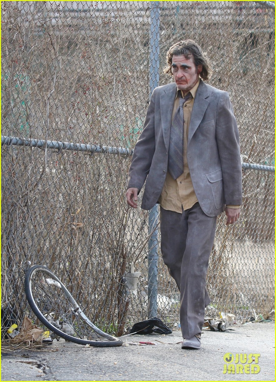 Joaquin Phoenix Looks Like A Haunting Dusty Zombie on 'Joker: Folie a ...