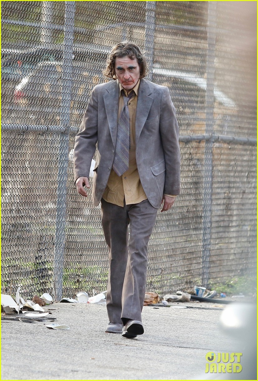 Photo: joaquin phoenix dusty zombie look joker set pics 32 | Photo ...