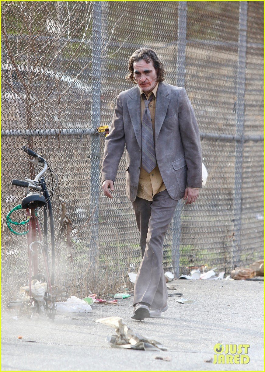Joaquin Phoenix Looks Like A Haunting Dusty Zombie on 'Joker: Folie a ...