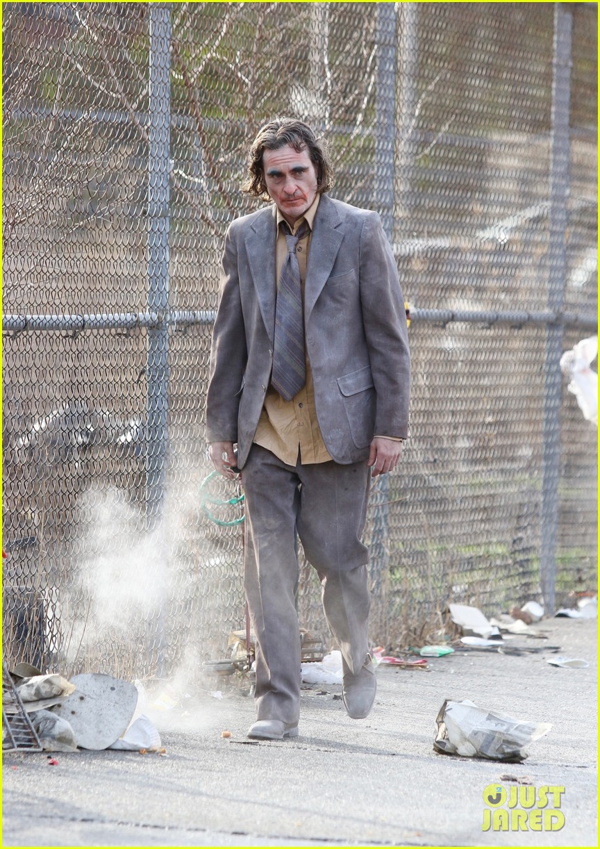 Joaquin Phoenix Looks Like A Haunting Dusty Zombie on 'Joker: Folie a ...