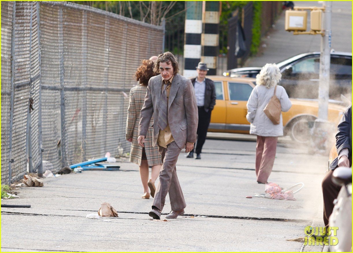 Joaquin Phoenix Looks Like A Haunting Dusty Zombie on 'Joker: Folie a ...