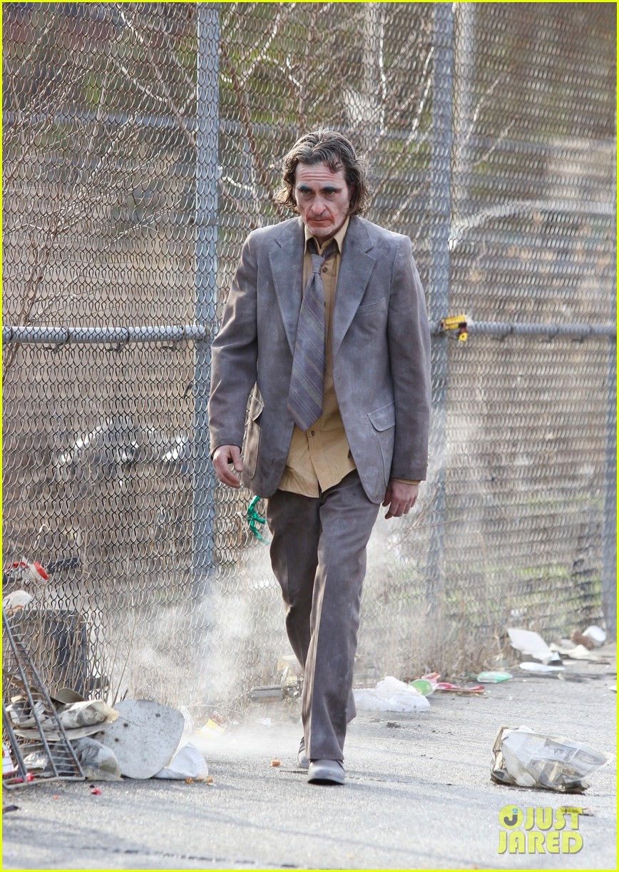 Joaquin Phoenix Looks Like A Haunting Dusty Zombie on 'Joker: Folie a ...