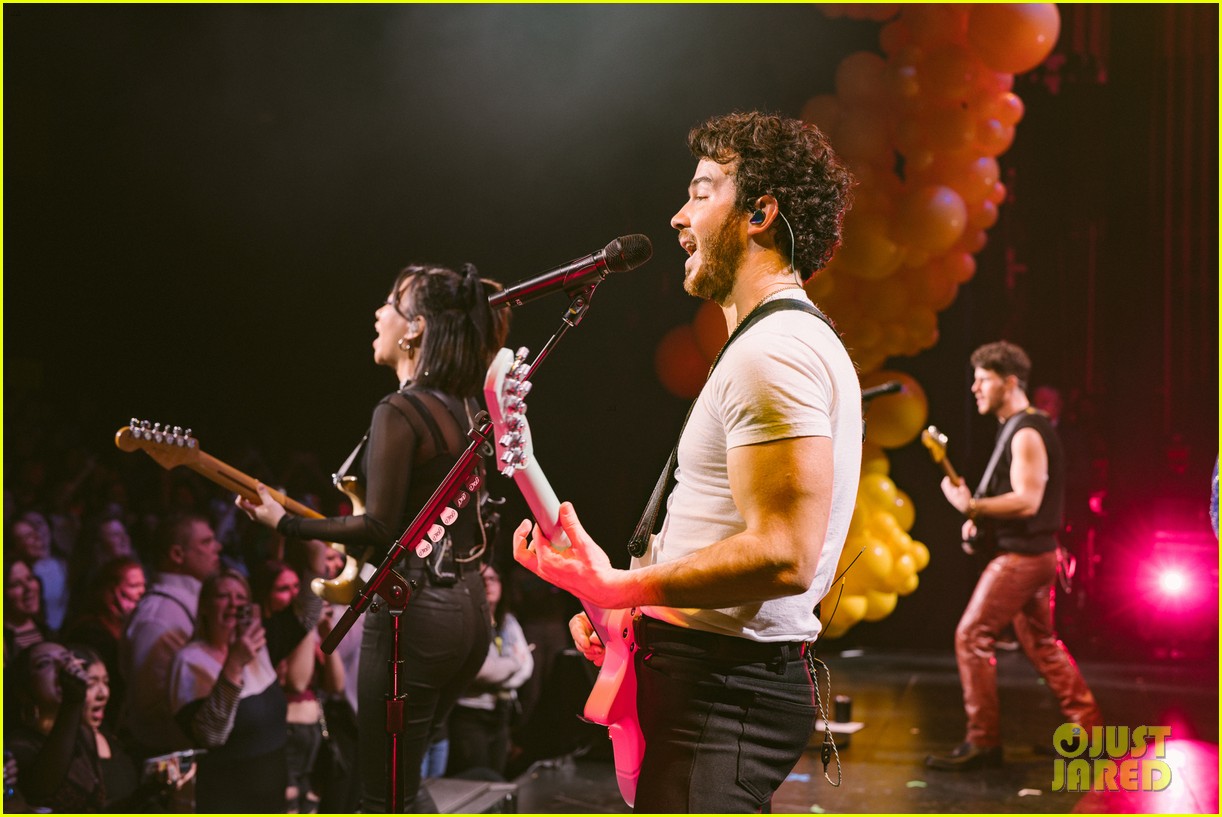 Jonas Brothers Debut New Songs Off of 'The Album' During Final Night of ...