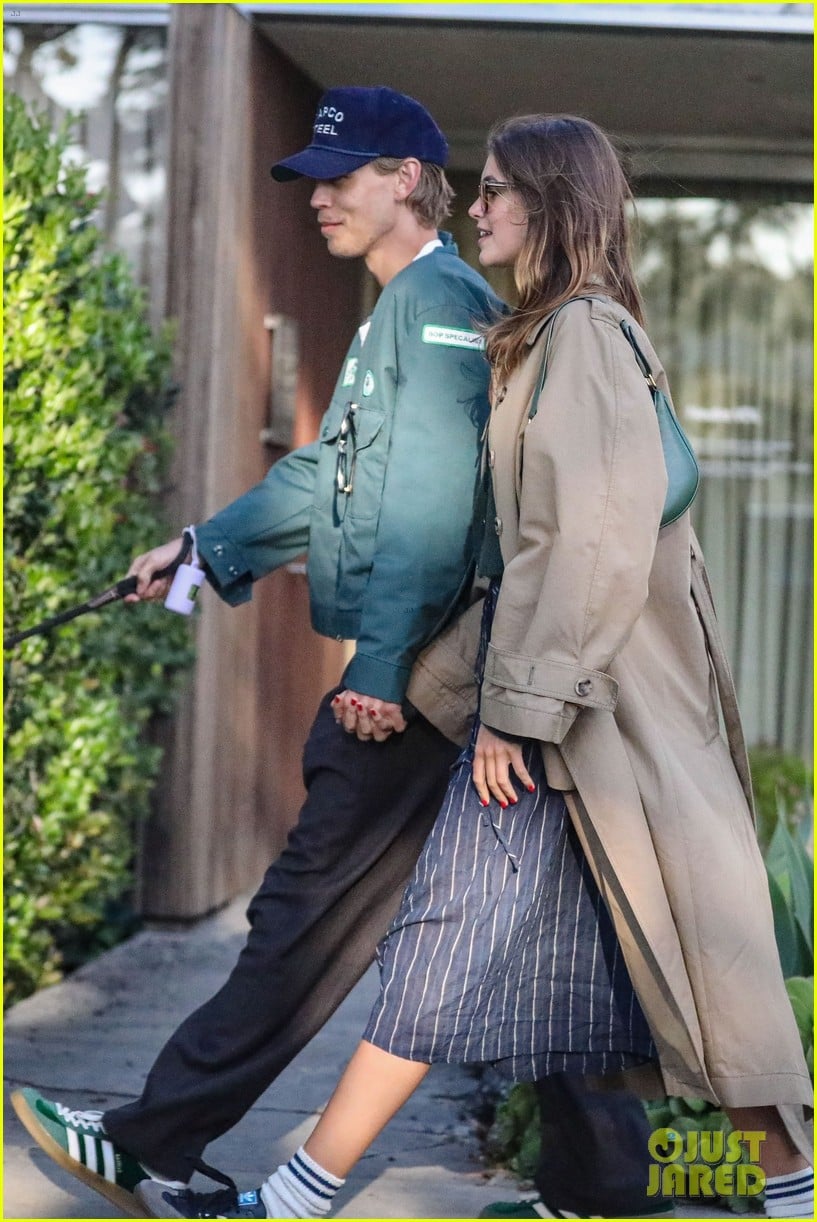 Austin Butler & Kaia Gerber Take a Romantic Walk Through Los Angeles ...