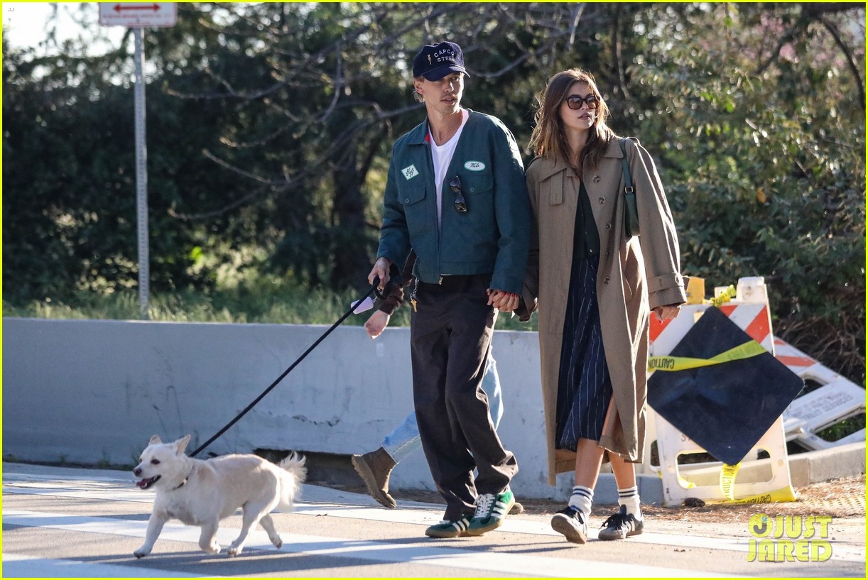 Austin Butler & Kaia Gerber Take a Romantic Walk Through Los Angeles ...