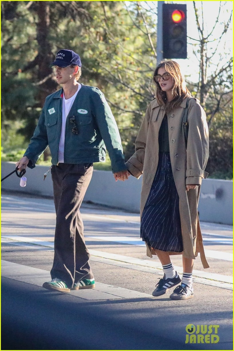 Austin Butler & Kaia Gerber Take a Romantic Walk Through Los Angeles ...