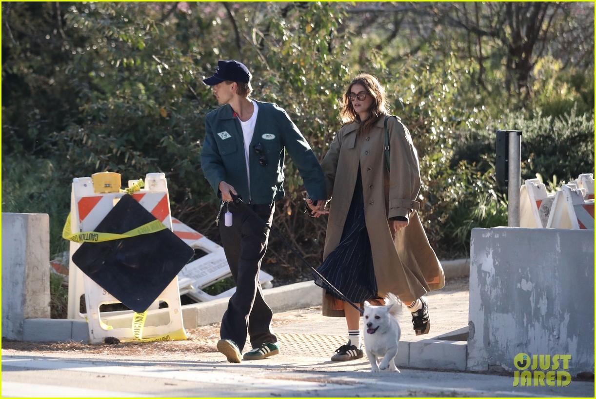 Austin Butler & Kaia Gerber Take a Romantic Walk Through Los Angeles ...