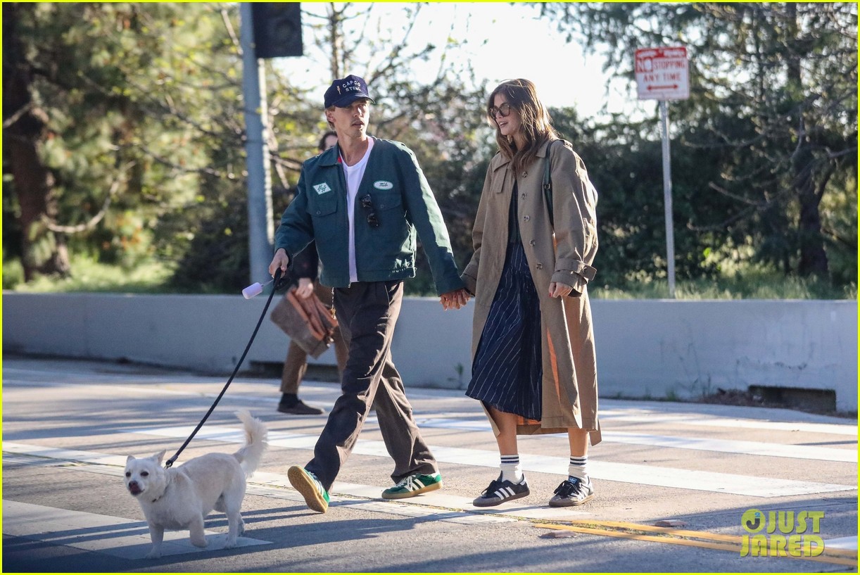 Austin Butler & Kaia Gerber Take a Romantic Walk Through Los Angeles ...