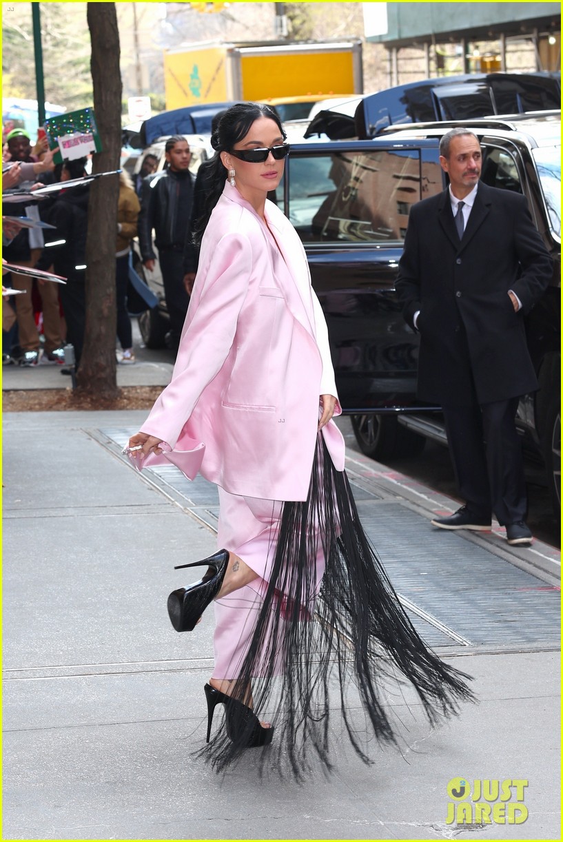 Katy Perry Flirts With A Chic Fringe Look Ahead of 'GMA' Appearance ...