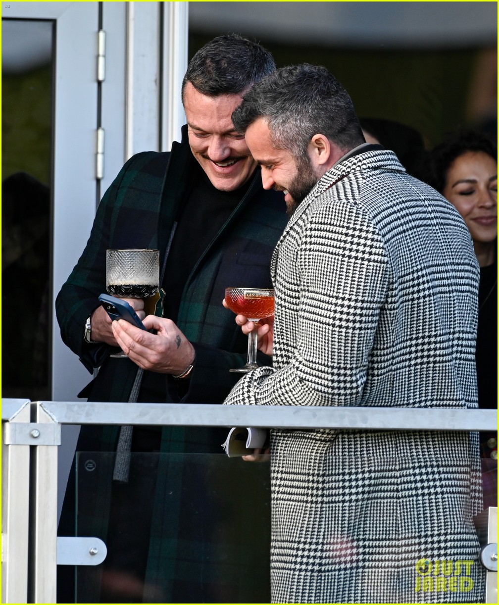 Luke Evans & Boyfriend Fran Tomas are All Smiles While Attending Gold ...