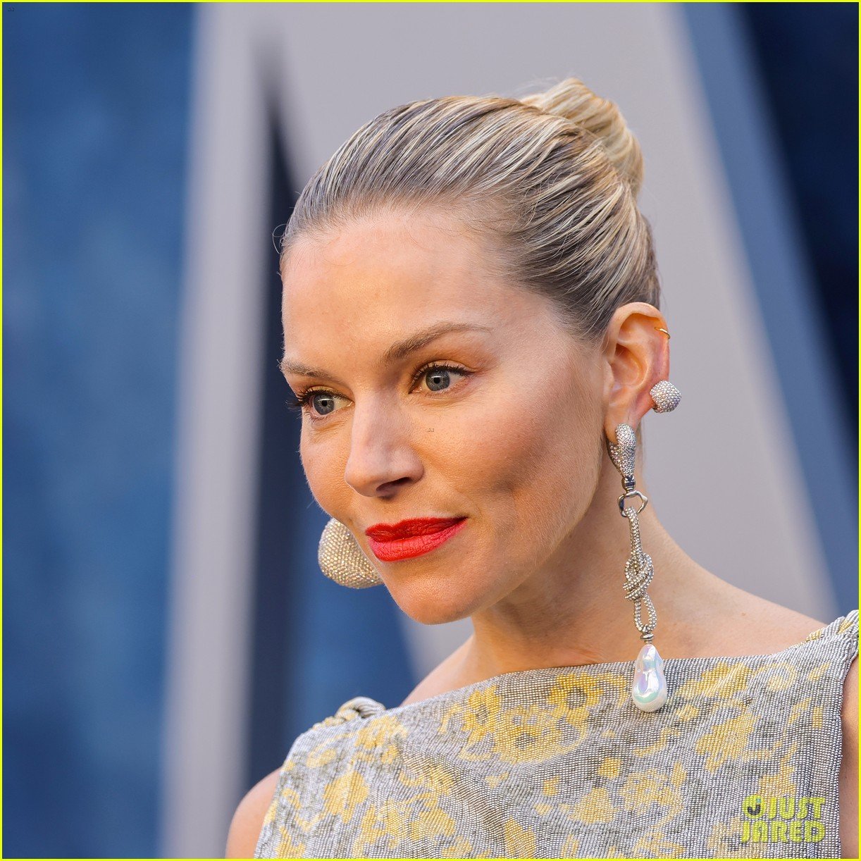 Sienna Miller Wears Backless Dress to Vanity Fair Oscar Party 2023 ...