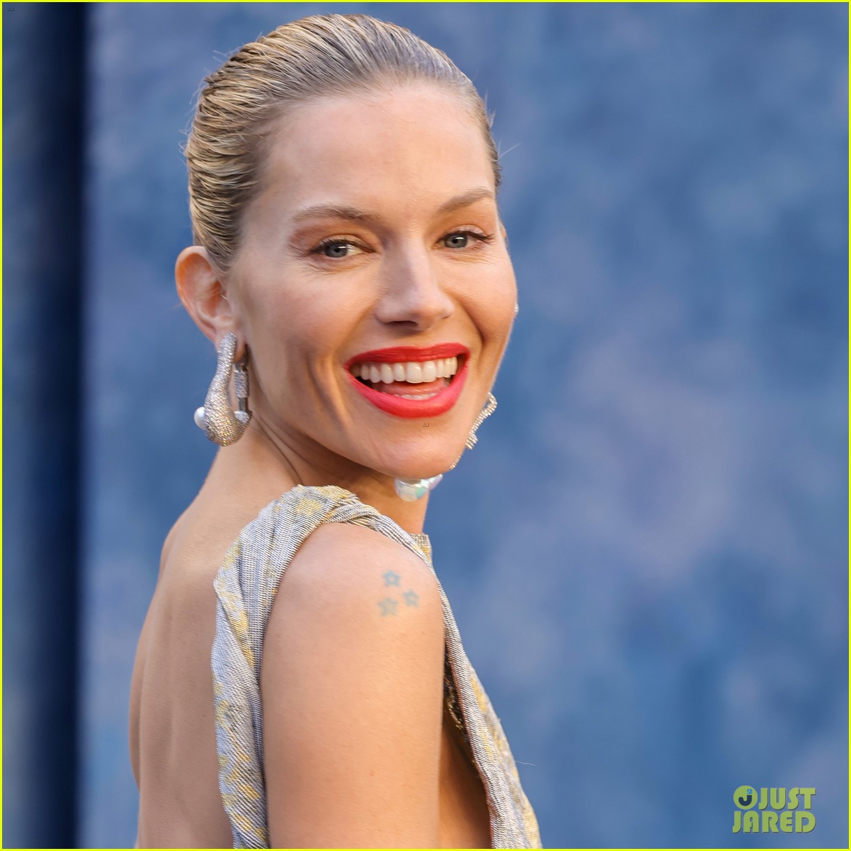 Sienna Miller Wears Backless Dress to Vanity Fair Oscar Party 2023 ...