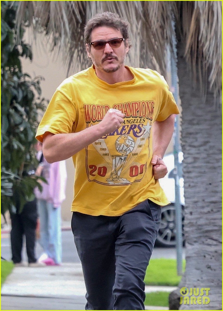 Pedro Pascal Hurries to His Car While Out Running Errands: Photo ...