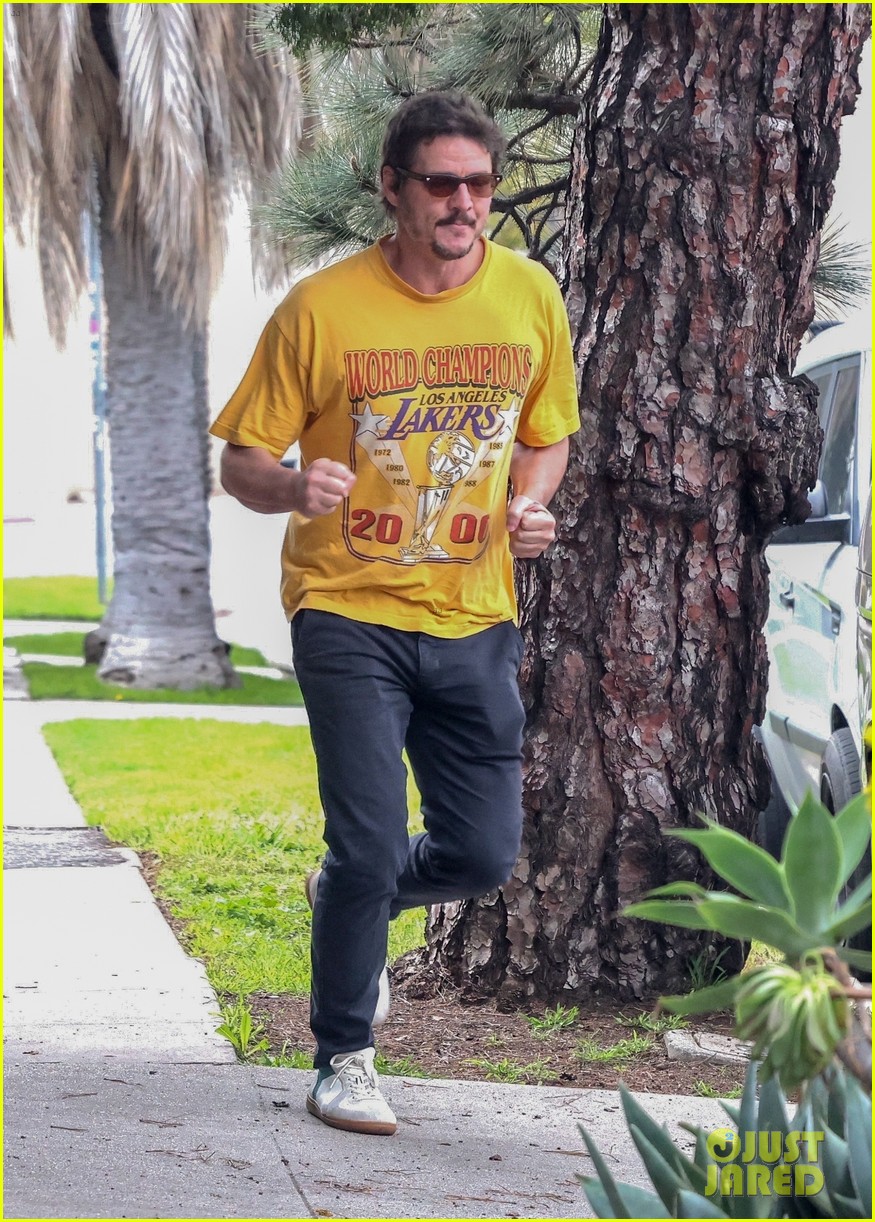 Pedro Pascal Hurries to His Car While Out Running Errands: Photo ...