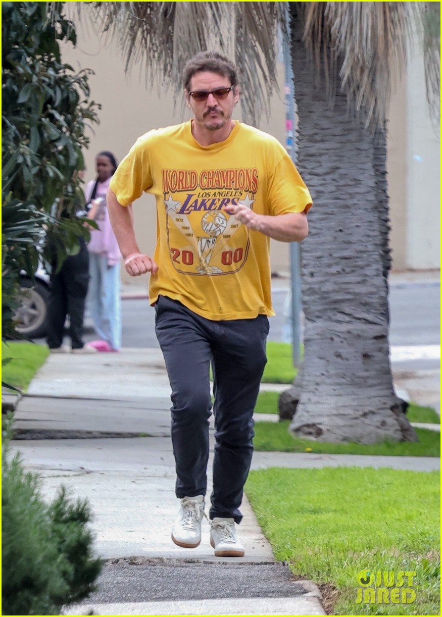 Pedro Pascal Hurries to His Car While Out Running Errands: Photo ...