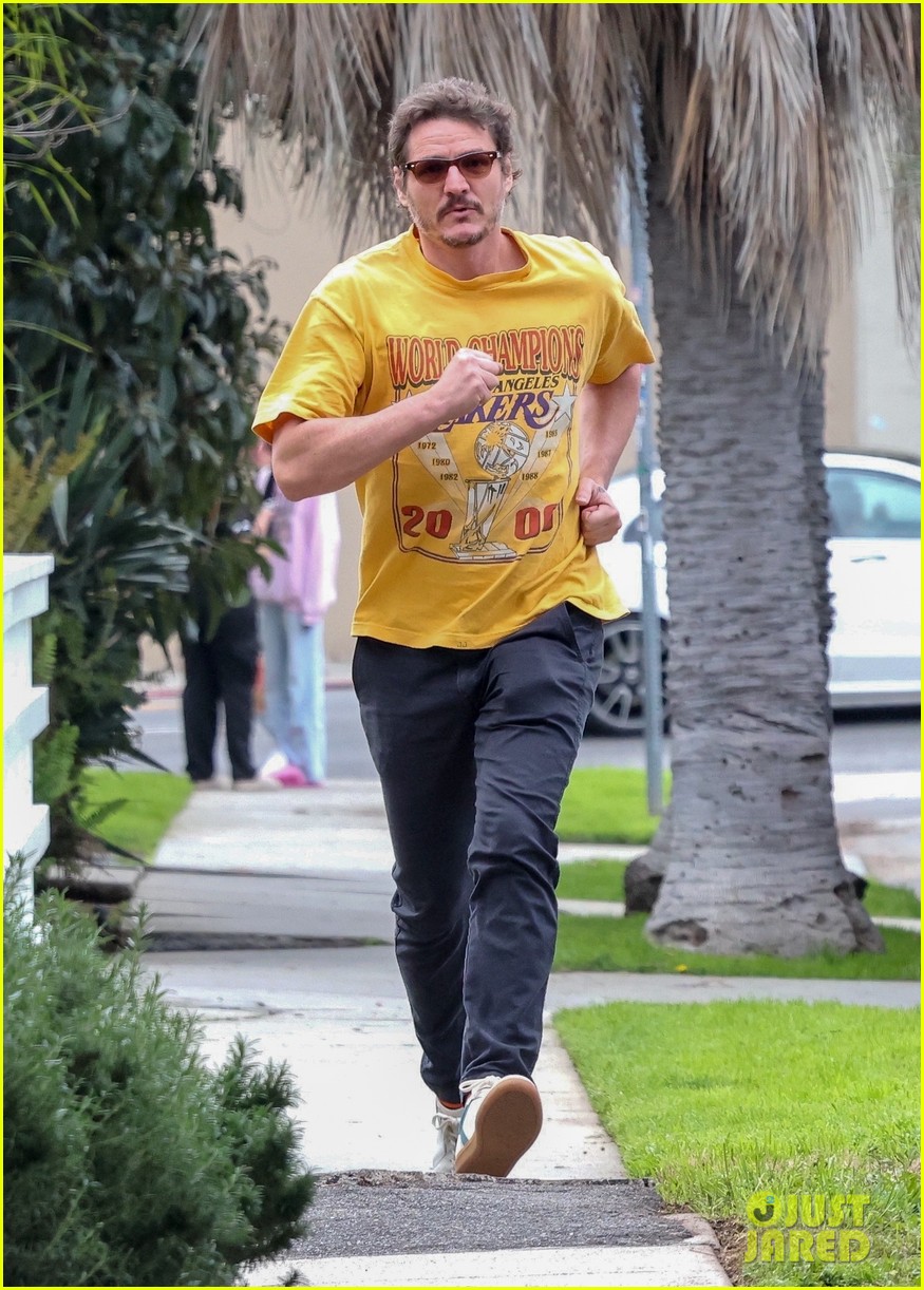 Pedro Pascal Hurries to His Car While Out Running Errands: Photo ...