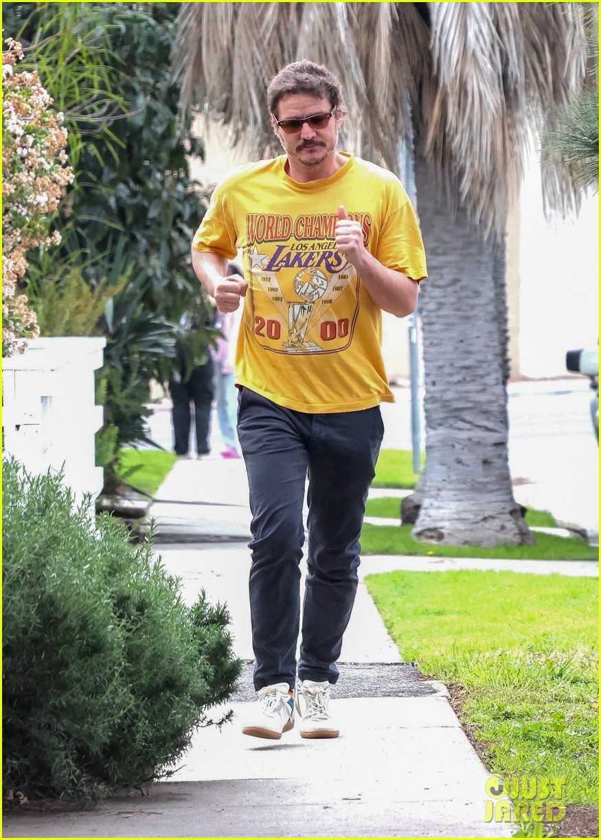 Pedro Pascal Hurries to His Car While Out Running Errands: Photo ...