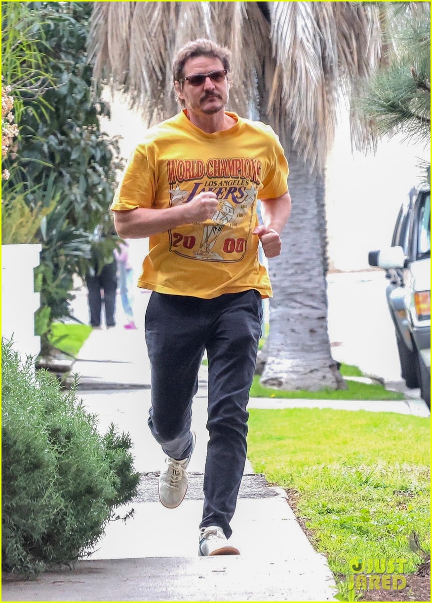 Pedro Pascal Hurries to His Car While Out Running Errands: Photo ...