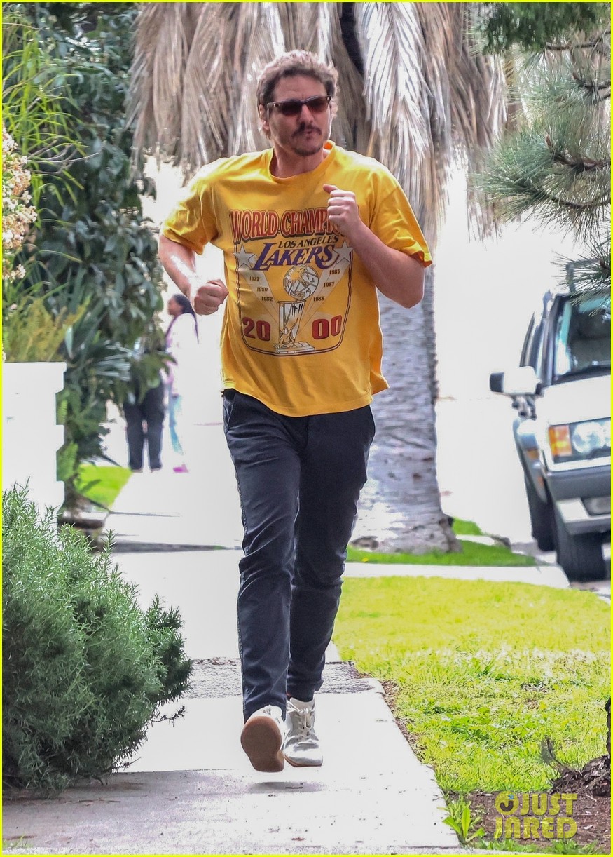 Pedro Pascal Hurries to His Car While Out Running Errands: Photo ...